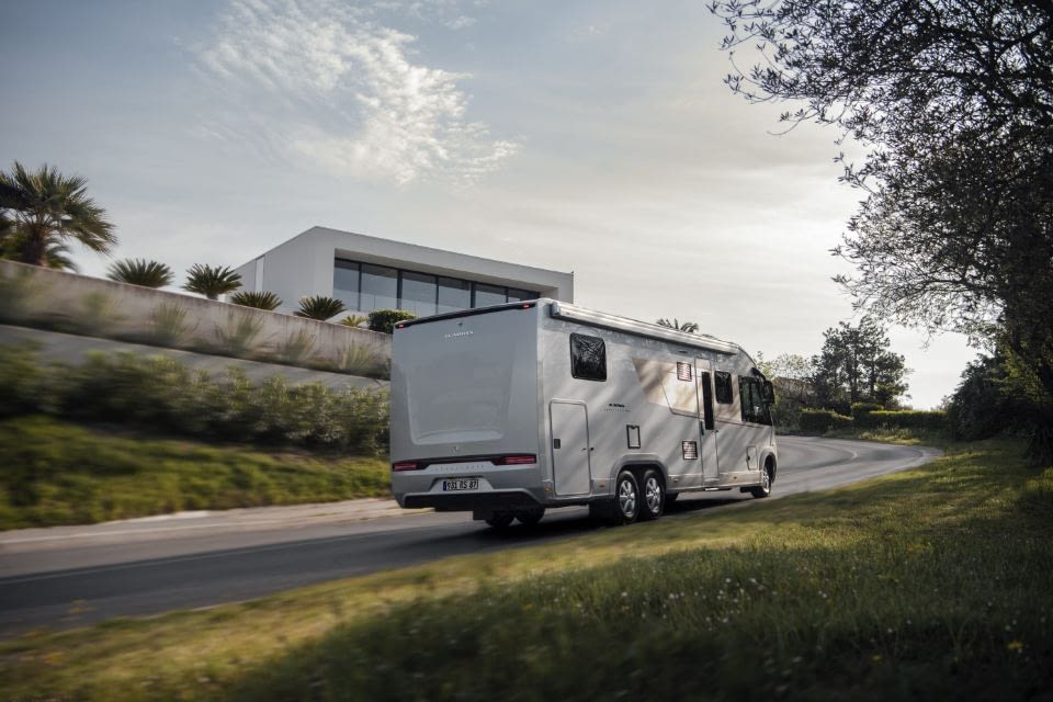 Adria Supersonic Husbil – Lyxig husbil › Landrins Bil